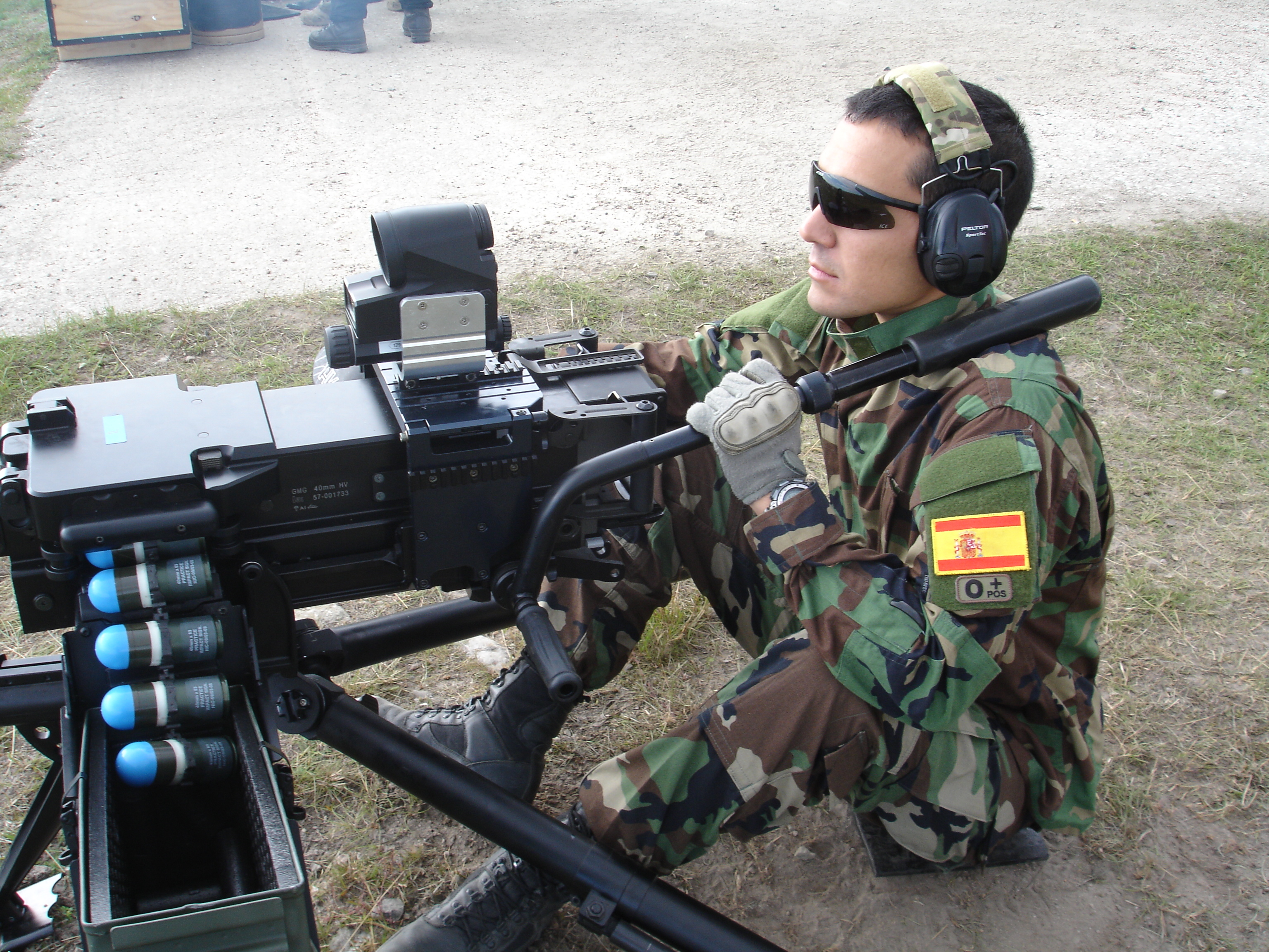 Estación de tiro con armas de gran calibre. Tiro con el HK GMG 40mm ...