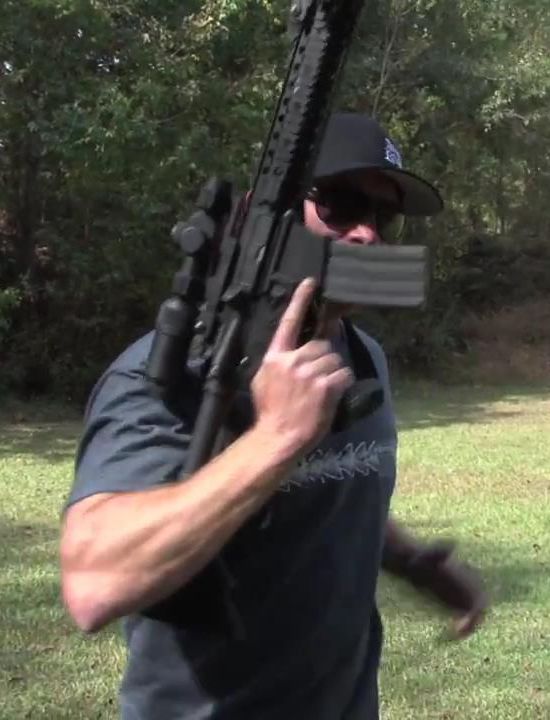 ¡Corriendo fusil en mano! ¿Boca de fuego arriba o abajo? Por Kyle ...