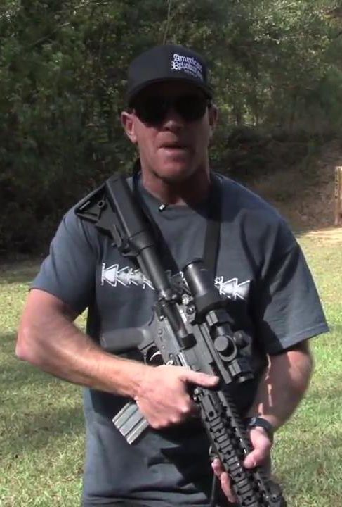 ¡Corriendo fusil en mano! ¿Boca de fuego arriba o abajo? Por Kyle ...