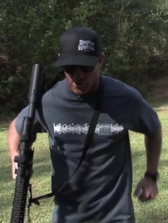 ¡Corriendo fusil en mano! ¿Boca de fuego arriba o abajo? Por Kyle ...